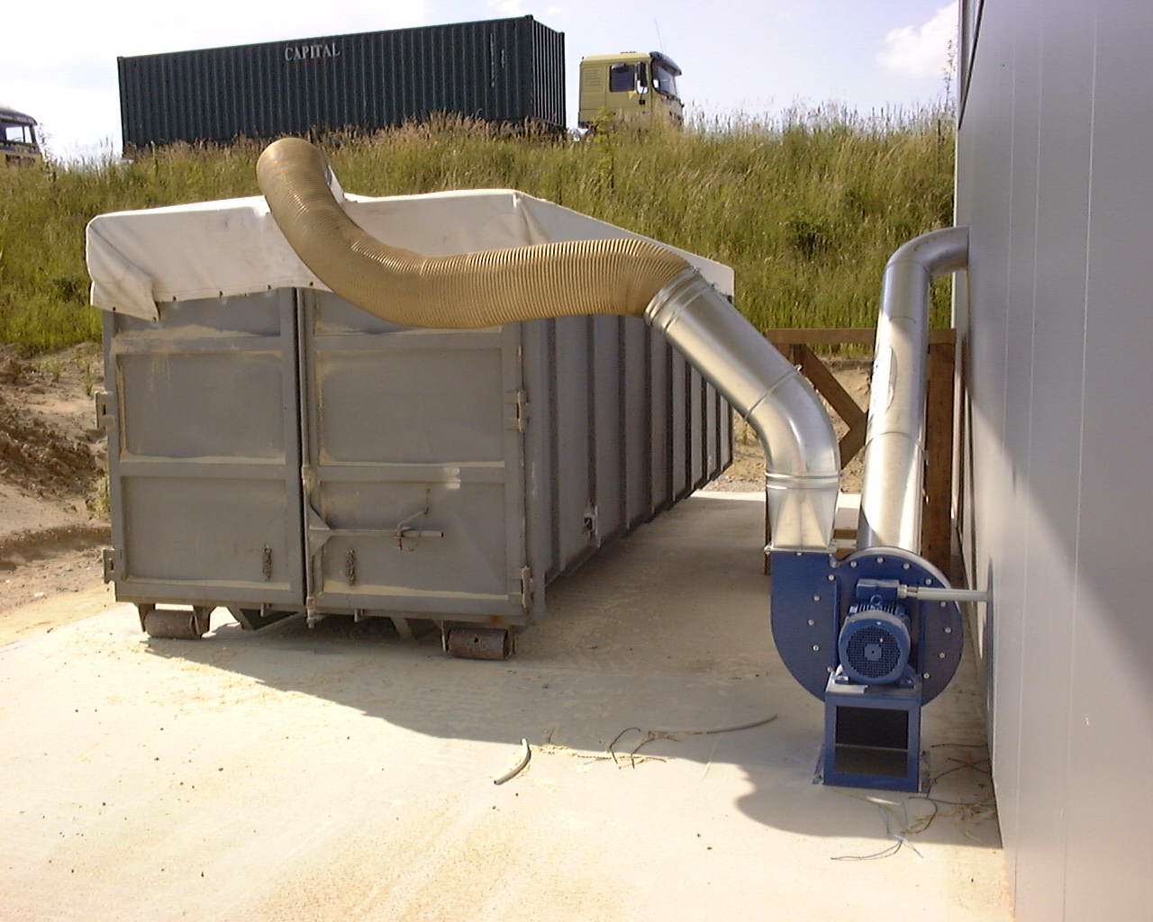 Späneentsorgung über Förderbänder mit Filteranlage – Lufttechnik Bejbl