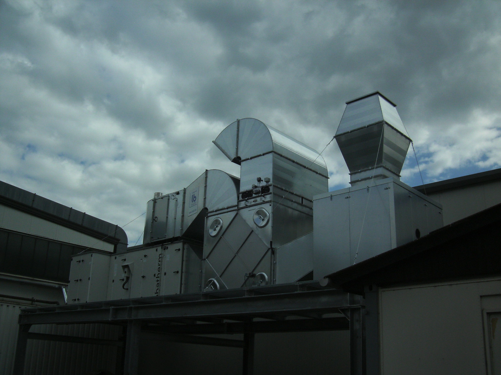 Hallen Be- und Entlüftung mit WRG – Lufttechnik Bejbl